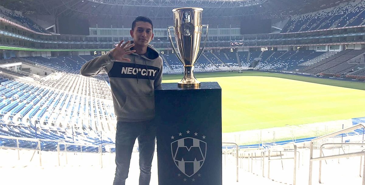 Aficionados posan con el quinto trofeo de Conca