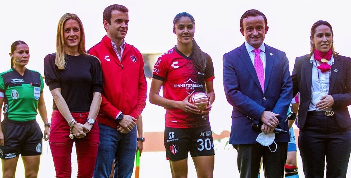 Alison González recibió el Balón de Oro a Mejor Jugadora Menor en la ...